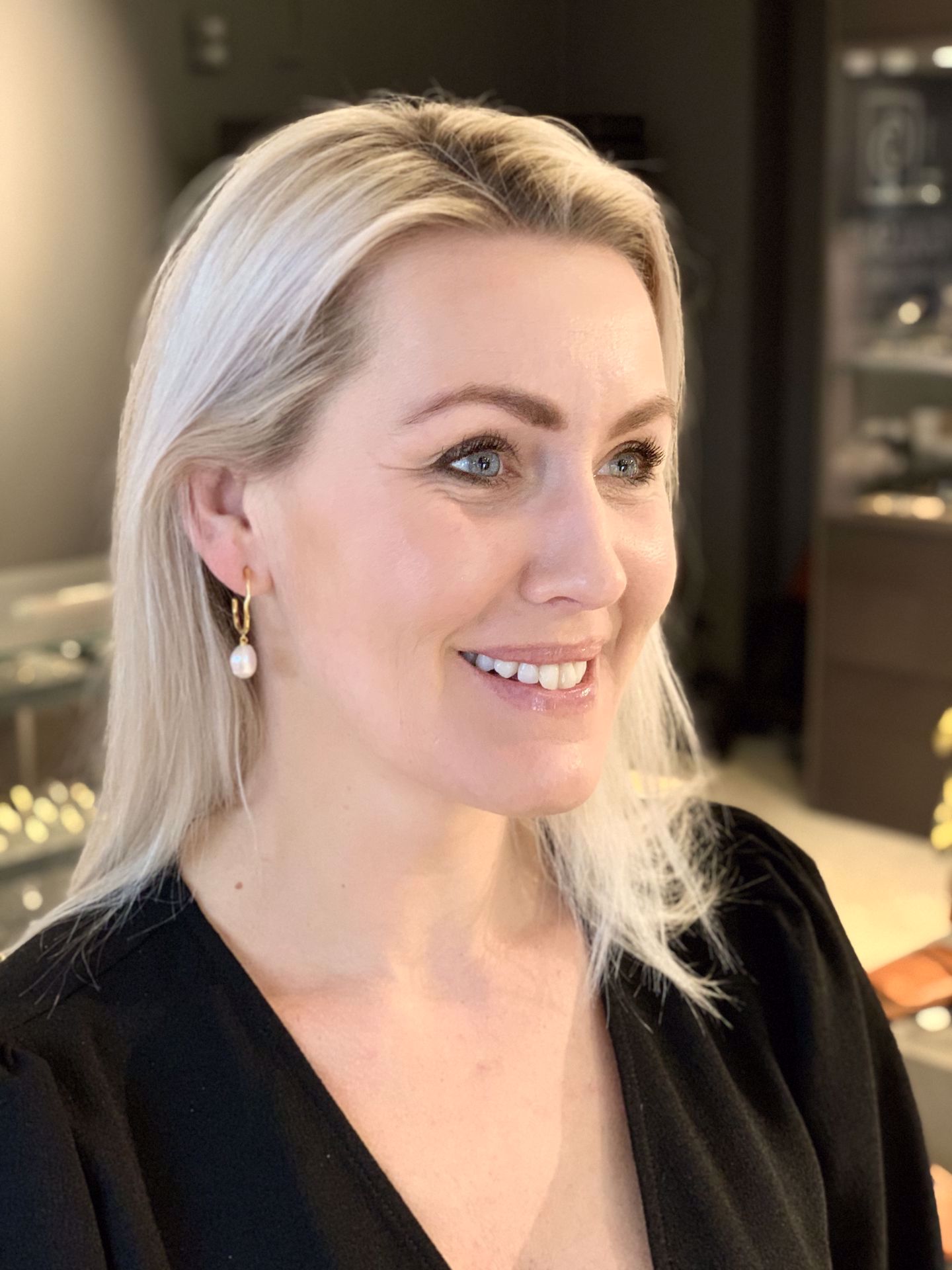 JANNE FORMOE ØREDOBBER I FORGYLT SØLV MED PERLE (38158) | Gullsmed ...