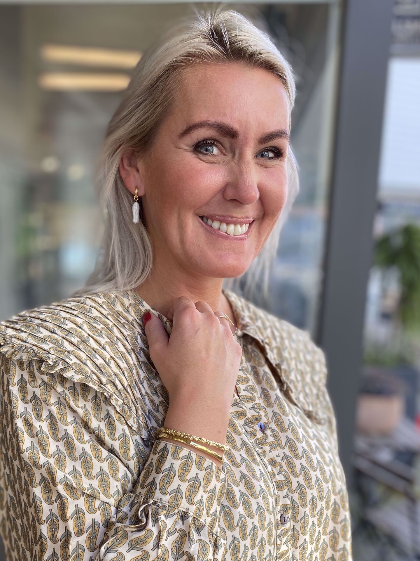 JANNE FORMOE ØRERINGER I FORGYLT SØLV MED PERLER (38215) | Gullsmed ...